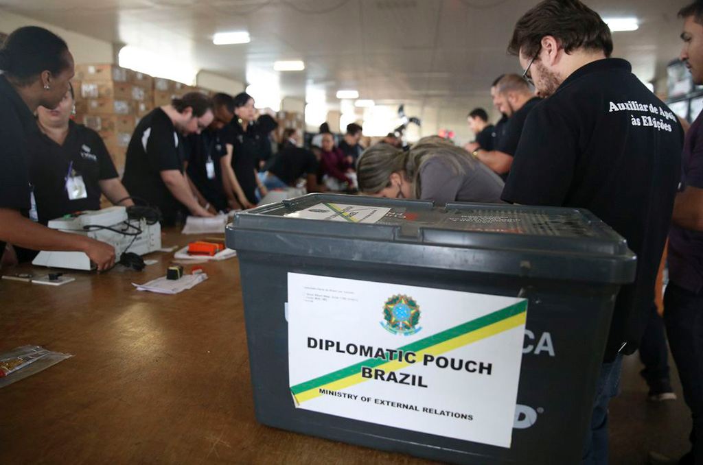 TRE-DF prepara urnas que serão enviadas ao exterior | RCIA Araraquara