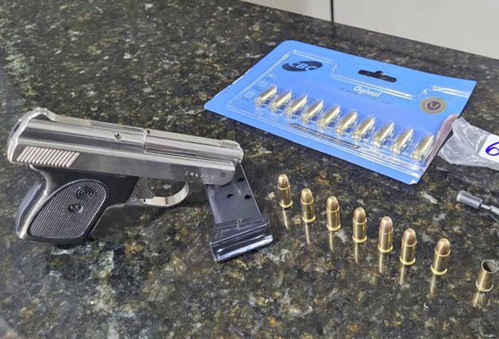 Ao limpar sua Beretta .635 homem acaba atirando contra o seu próprio ...