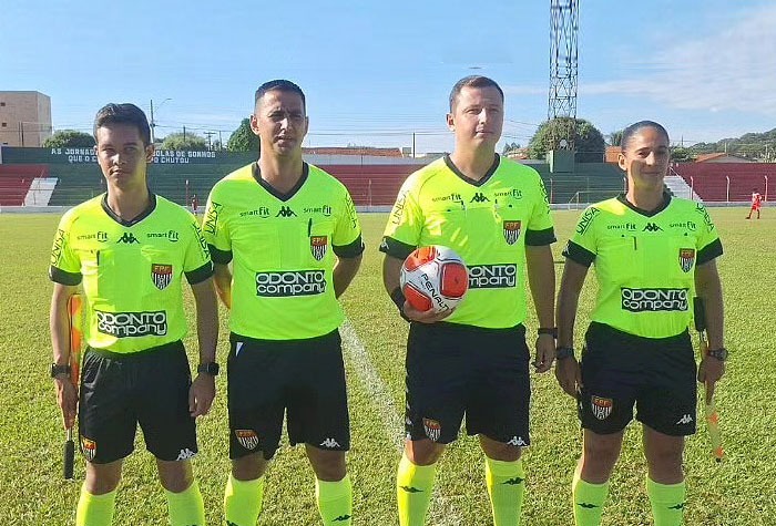 Árbitra de futebol, que é de Araraquara, está entre as melhores do ...